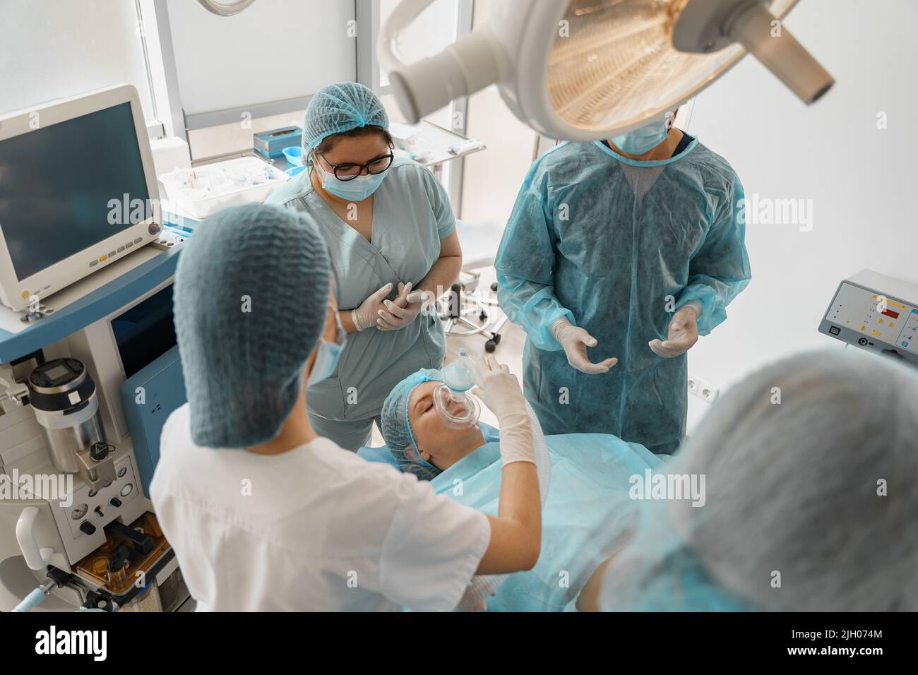 Anesthesiologist hi-res stock photography and images - Alamy