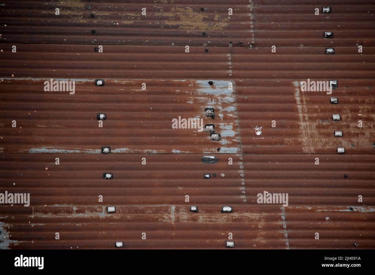Rusty tin roof hi-res stock photography and images - Alamy