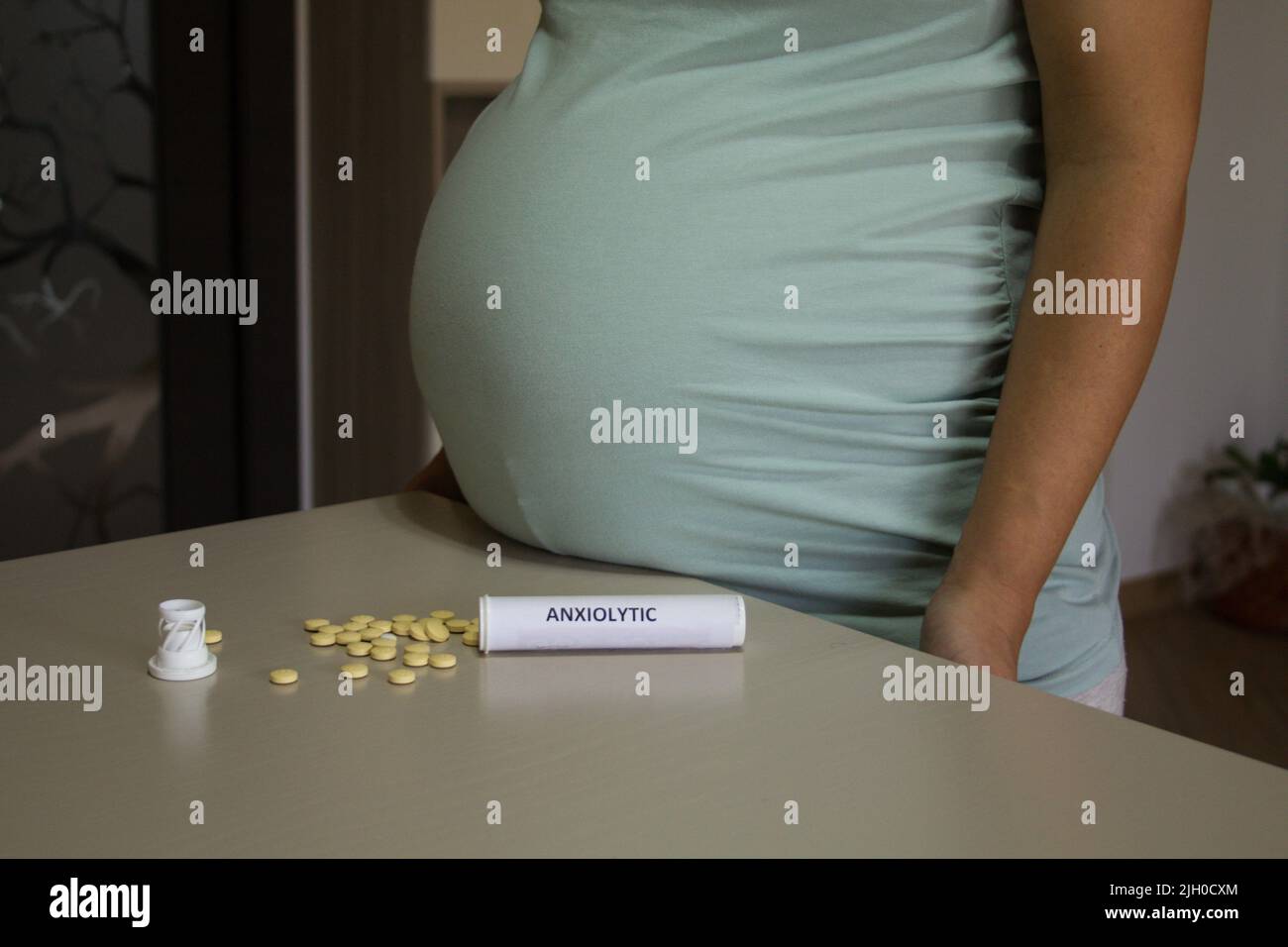 Image of a pregnant woman's belly using anxiolytics and antidepressants ...