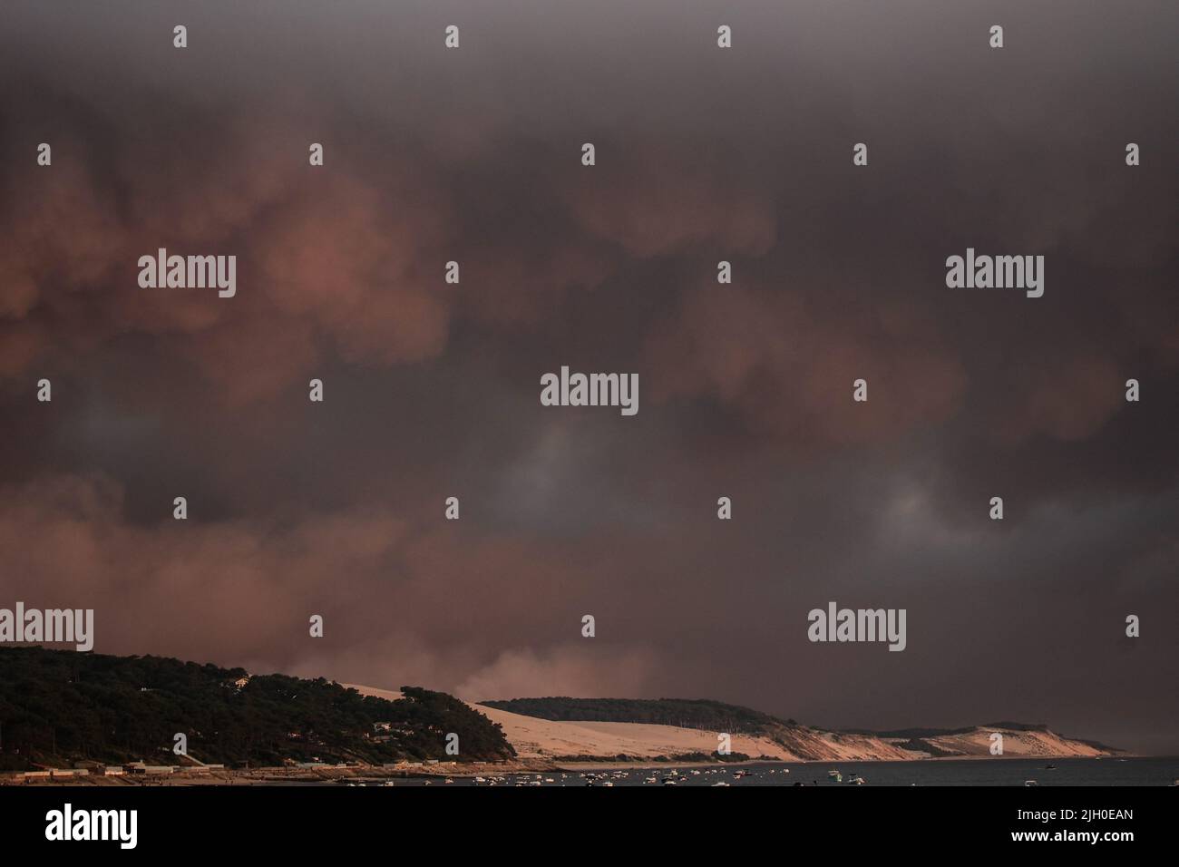 A black cloud of smoke from a fire that hit La Teste-de-Buch forest ...
