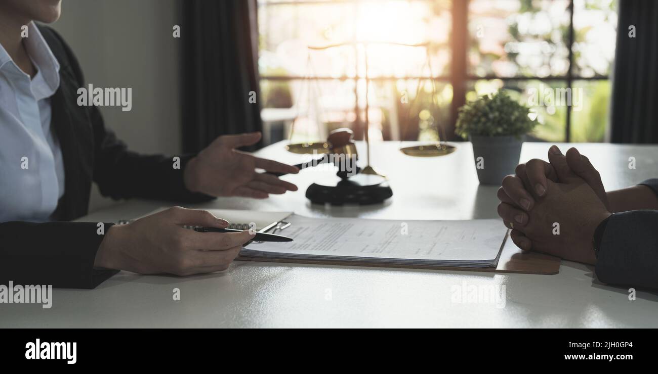 Lawyer courtroom hi-res stock photography and images - Alamy