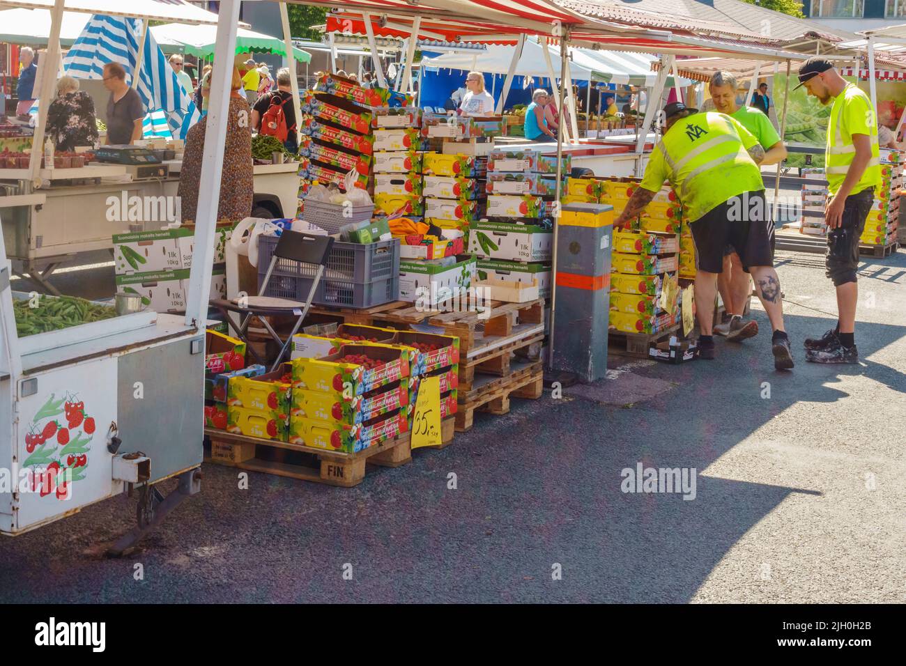 Working men choosing vegetables at Tammela Merket Square (Tammelan tori ...