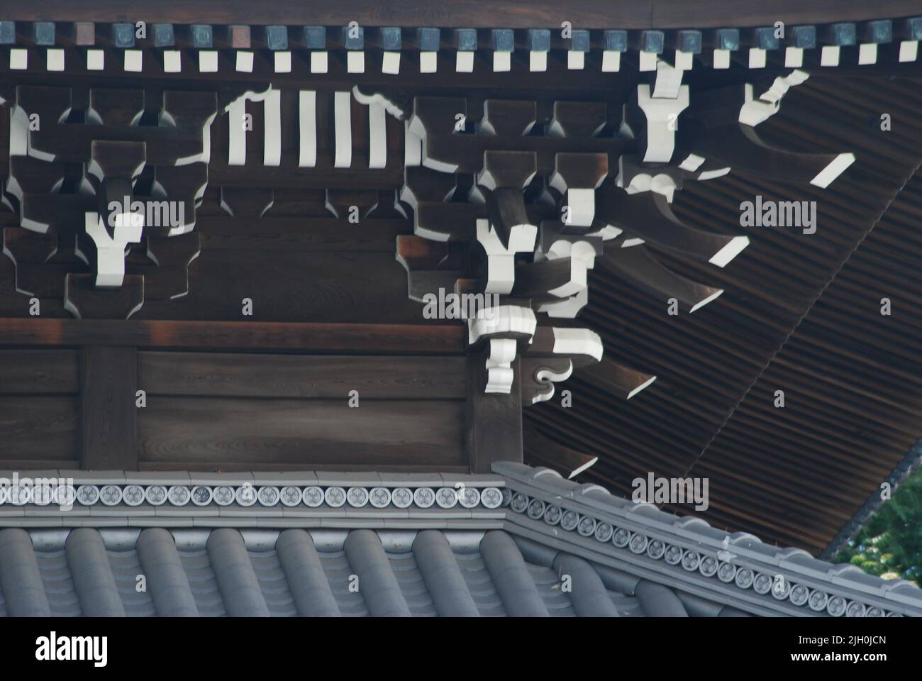 Traditional Buddhist temple architecture, Tokyo, Japan Stock Photo - Alamy