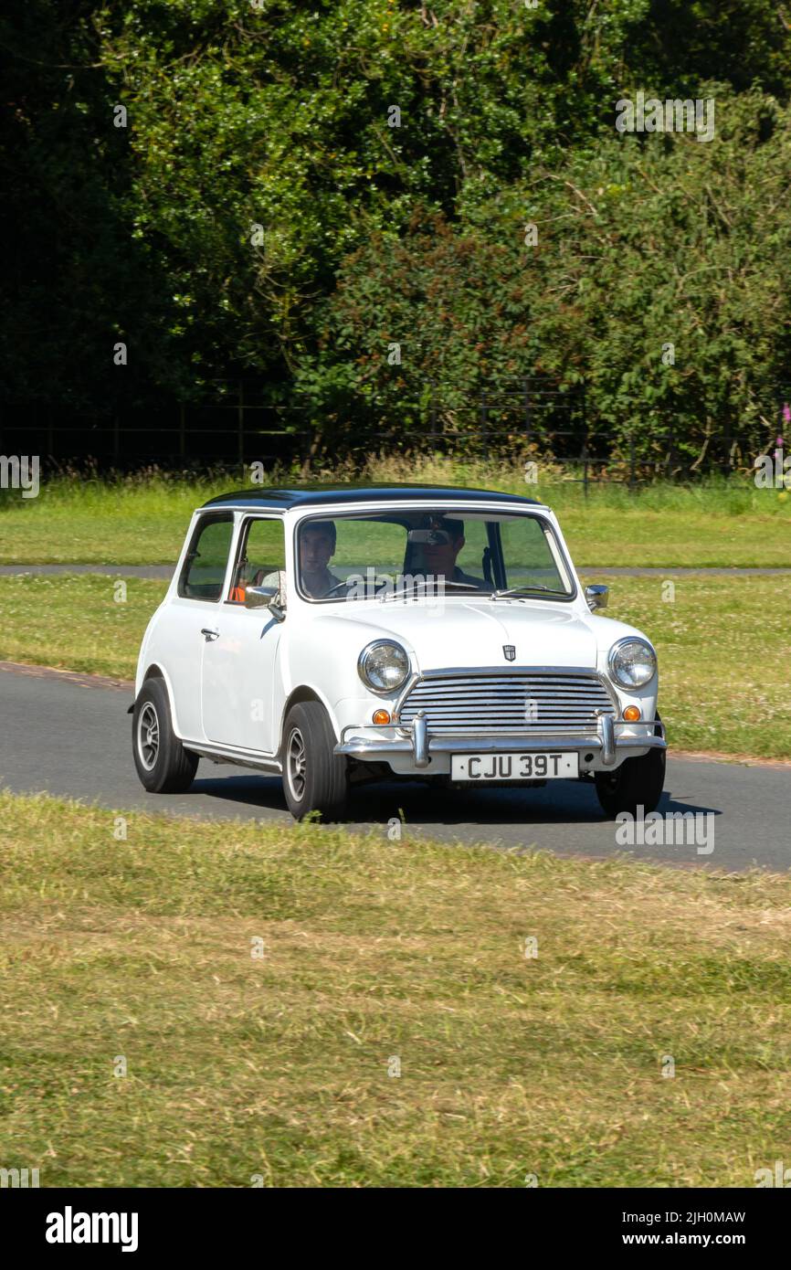 Vintage morris driving on hi-res stock photography and images - Alamy