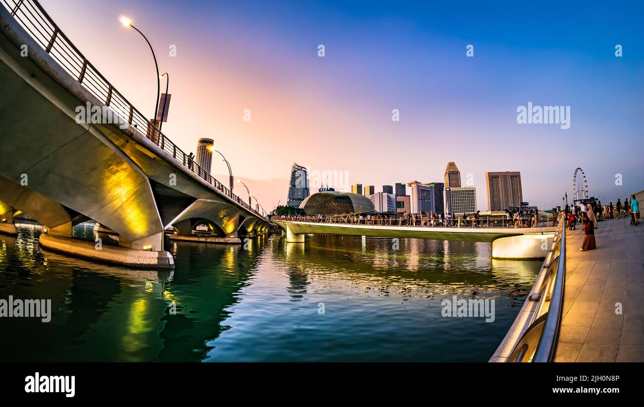 Skyline and marina bay at the esplanade waterfront promenade hi-res ...