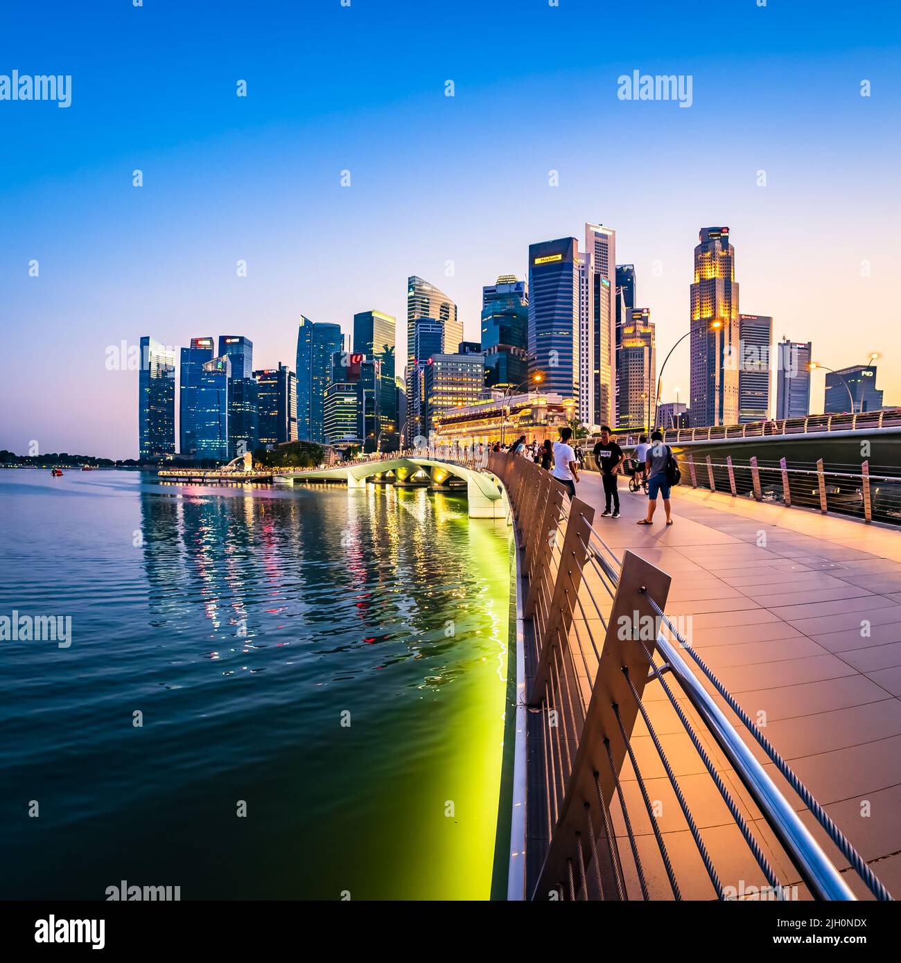 Skyline and marina bay at the esplanade waterfront promenade hi-res ...