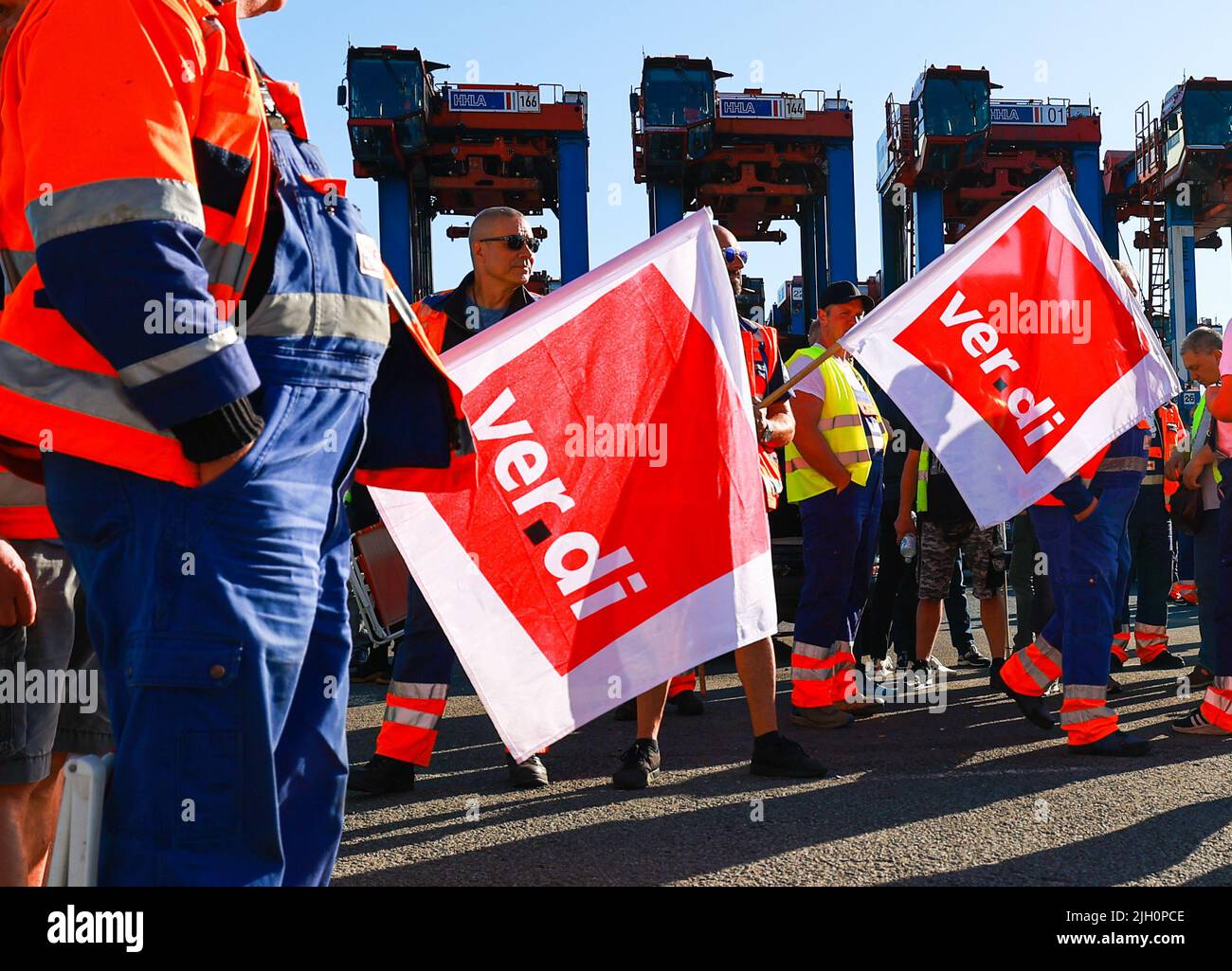 Hamburg, Germany. 14th July, 2022. Workers with Verdi flags protest ...