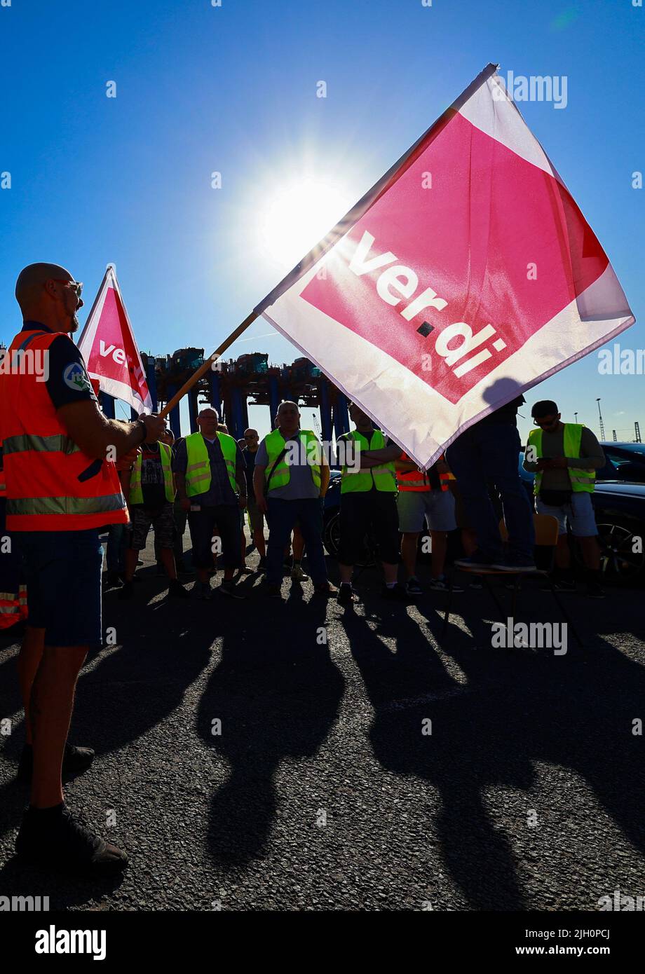 Hamburg, Germany. 14th July, 2022. Workers with Verdi flags protest ...