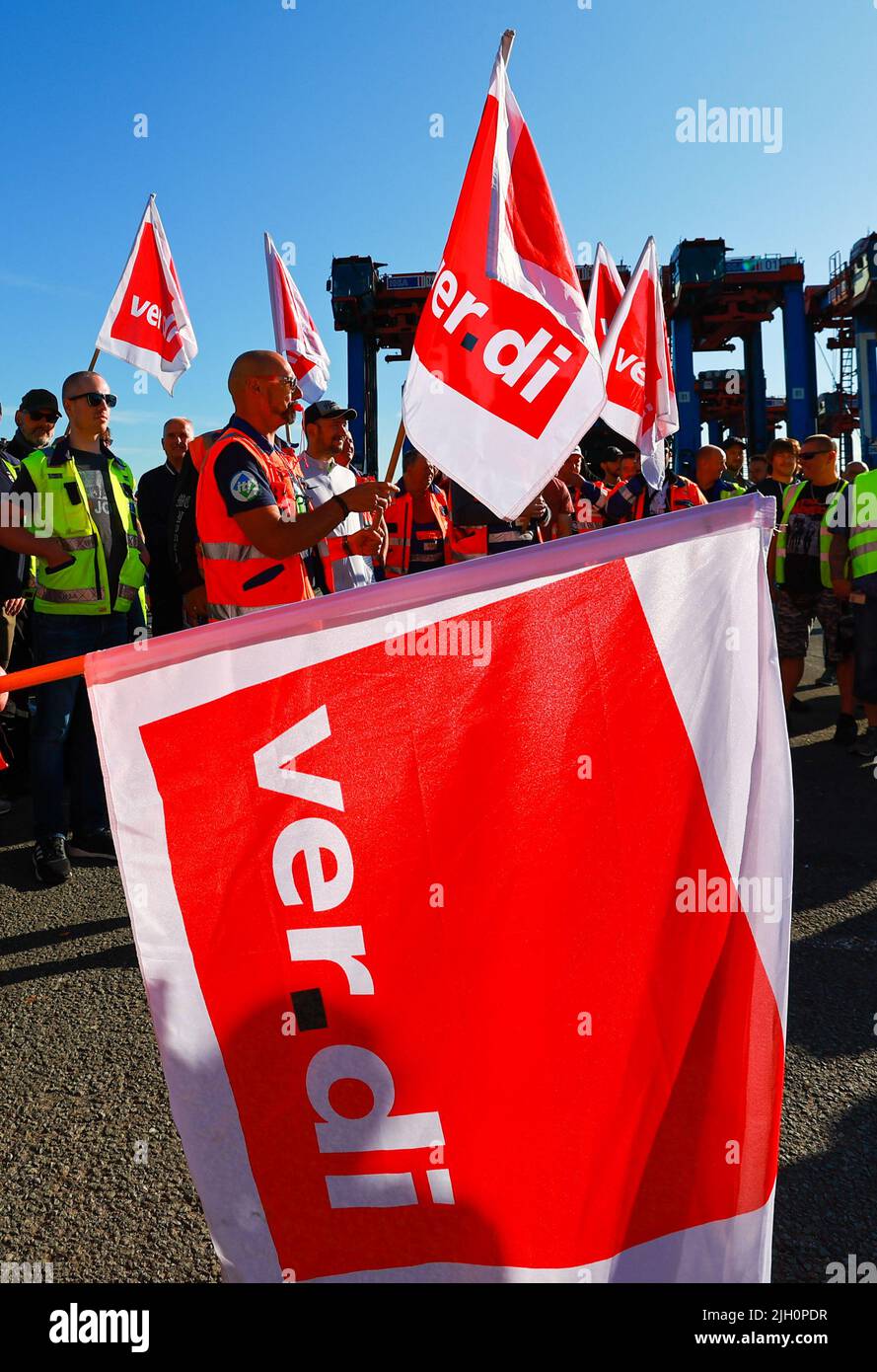 Hamburg, Germany. 14th July, 2022. Workers with Verdi flags protest ...