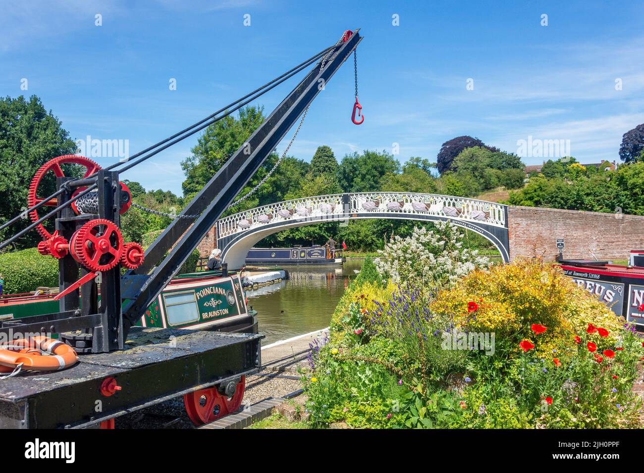 Crane and footbridge, Braunston Marina, Braunston, Northamptonshire ...