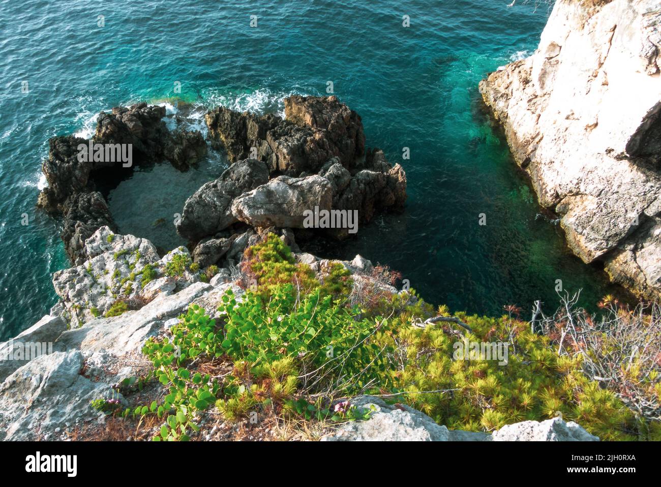 sea, cliffs and beaches in the Quakes islands with a Caribbean sea ...