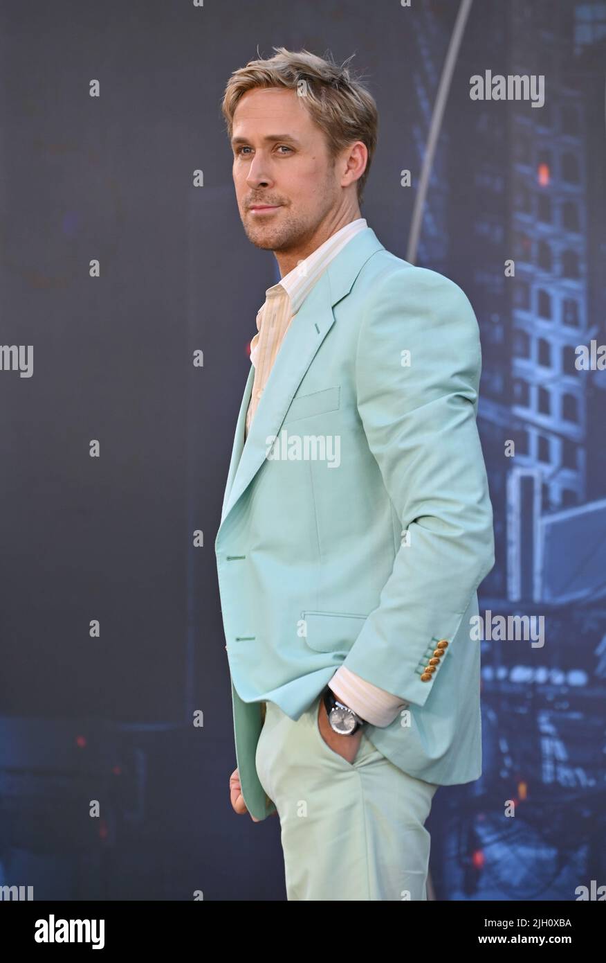 The gray man ryan gosling hi-res stock photography and images - Alamy