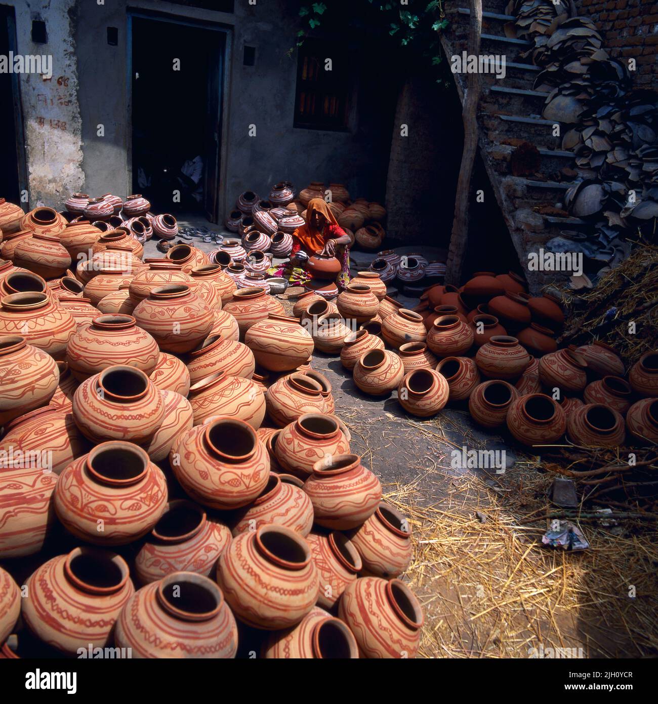 Lady making clay pots by hand Stock Photo - Alamy