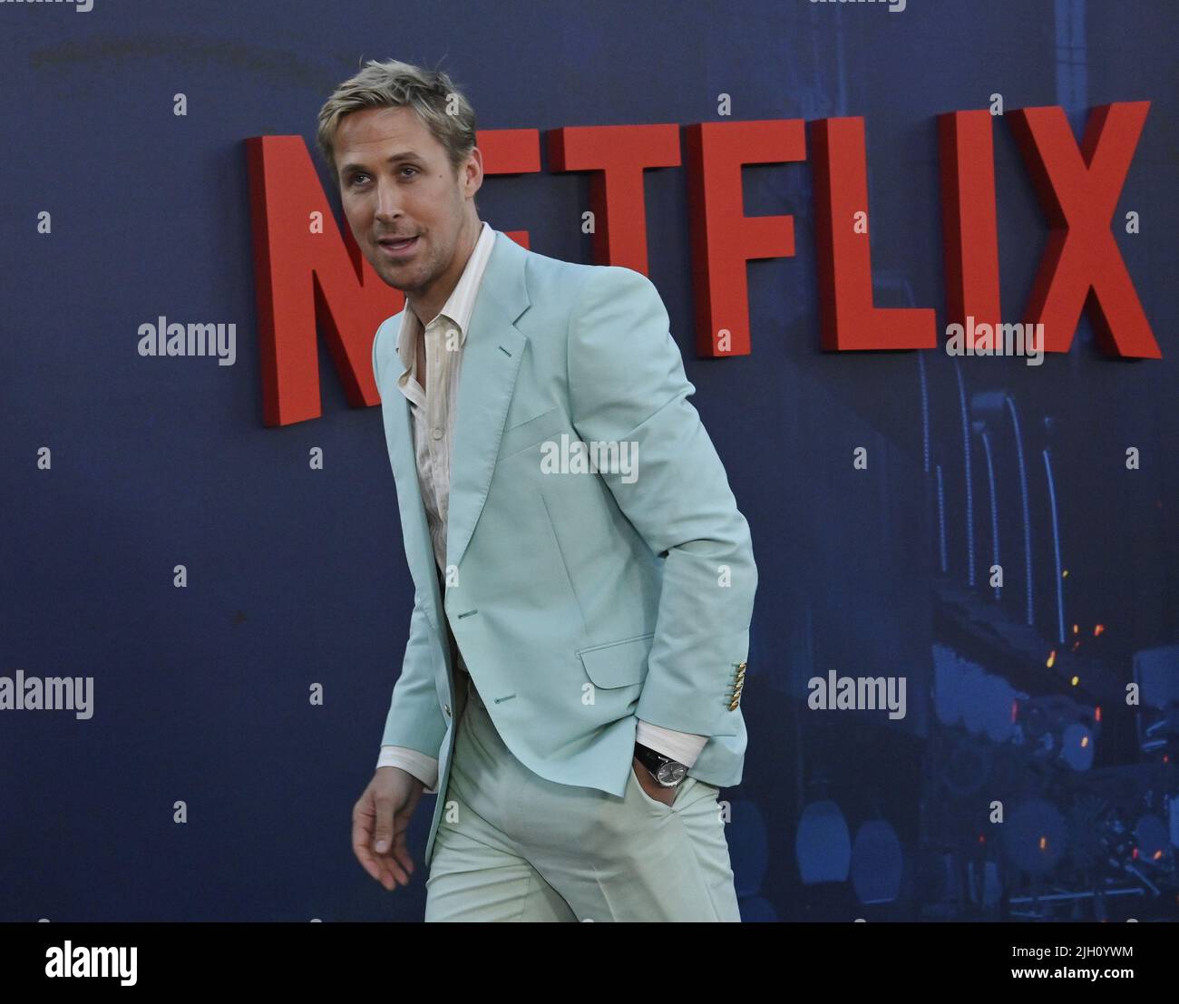 Ryan gosling gray man set hi-res stock photography and images - Alamy