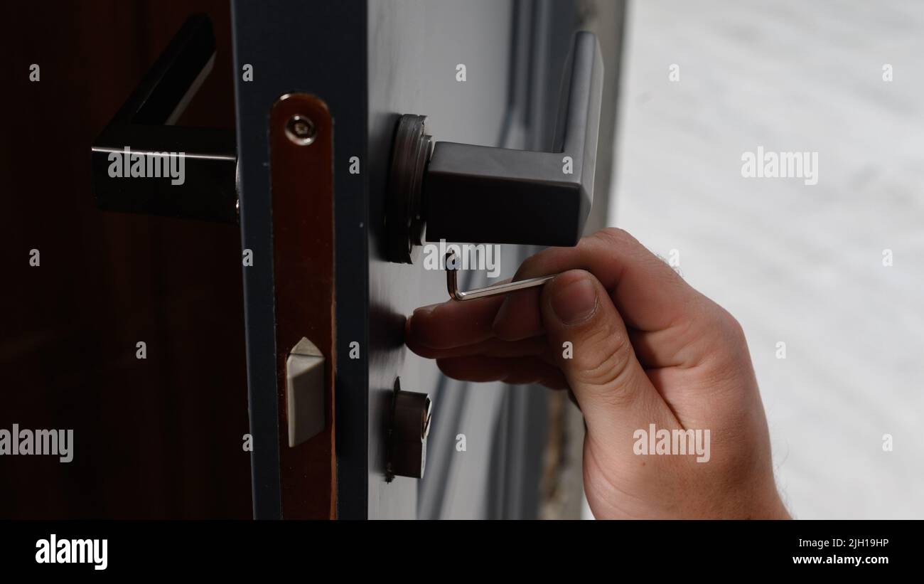 The master installs the door handle with the help of a sprocket key ...