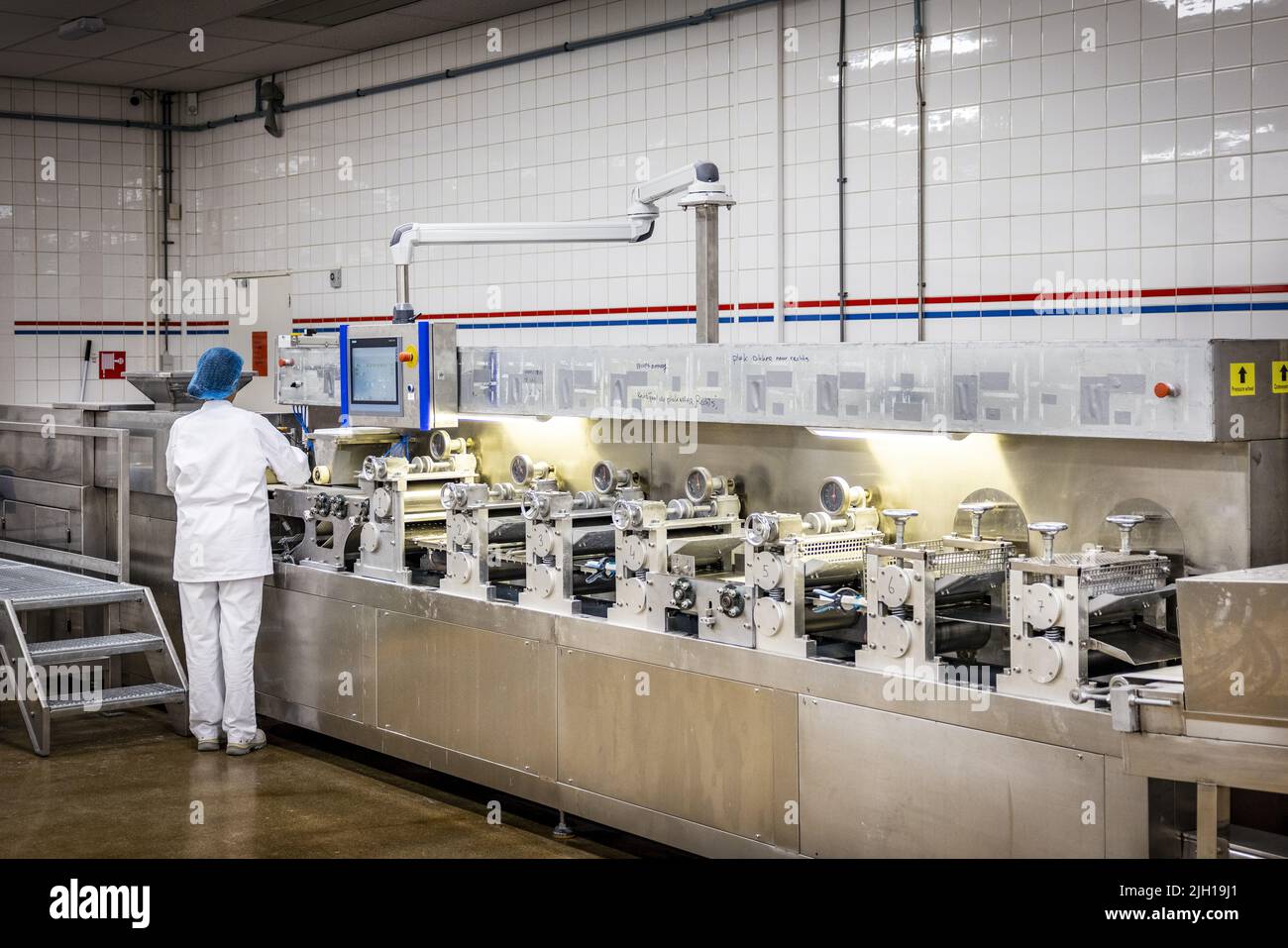 2022-07-14 09:55:07 HEERHUGOWAARD - Chewing gum on a production belt in ...