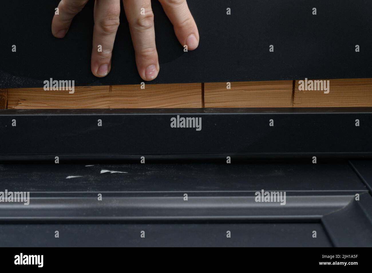 Checking the door frame for evenness of the surface after installation ...