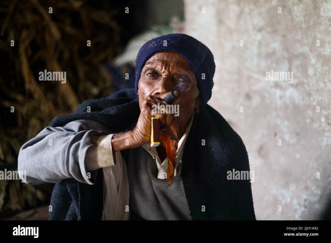 India bidi smoke old man hi-res stock photography and images - Alamy
