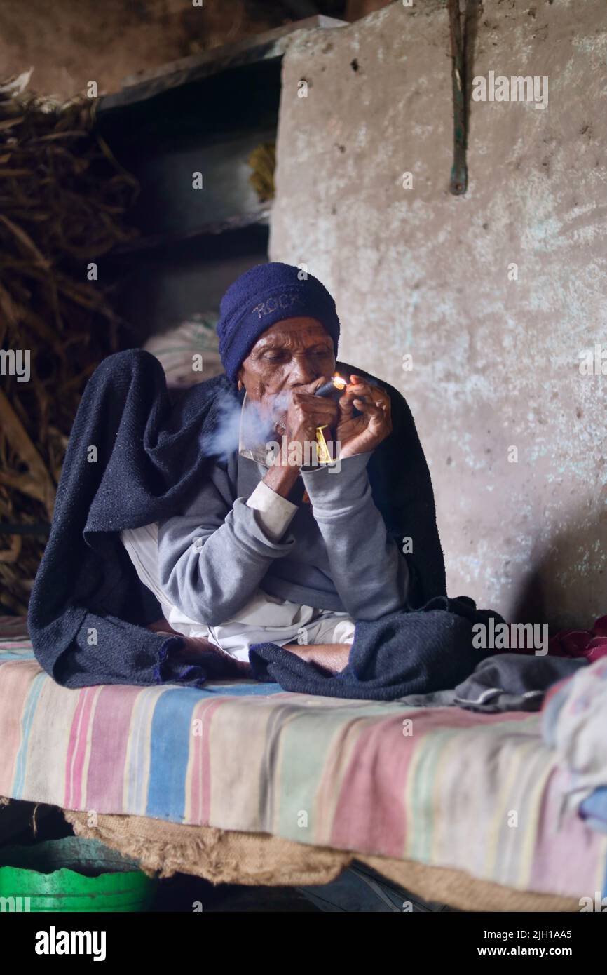 Bidi smoker india hi-res stock photography and images - Alamy