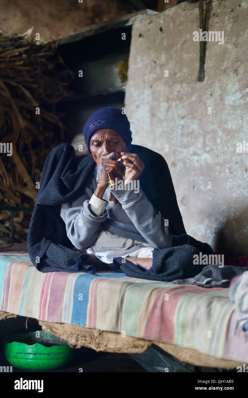 Bidi smoker india hi-res stock photography and images - Alamy