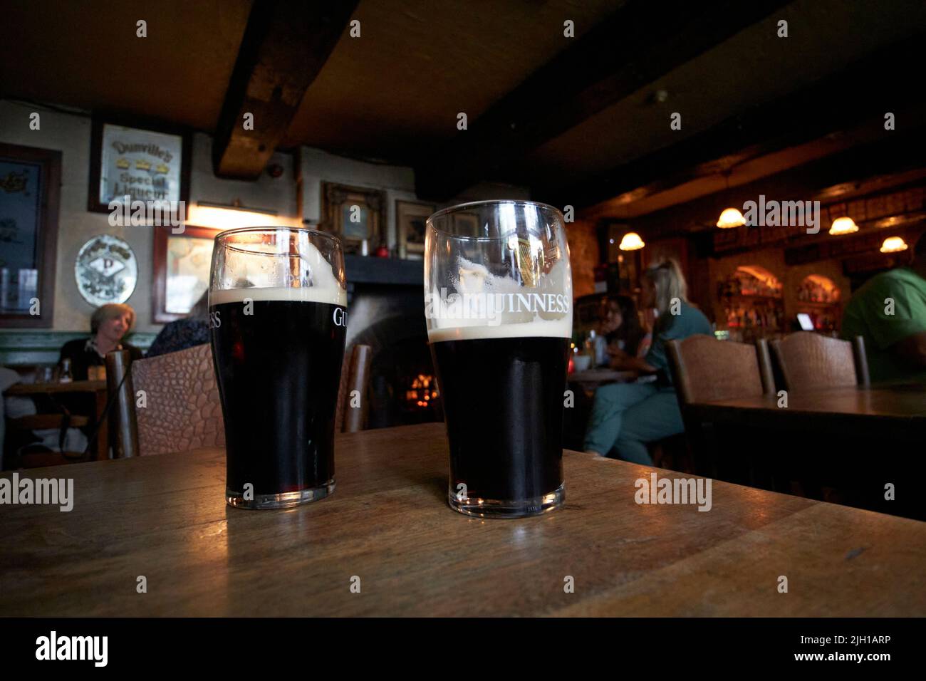 Traditional irish pub interior hi-res stock photography and images - Alamy