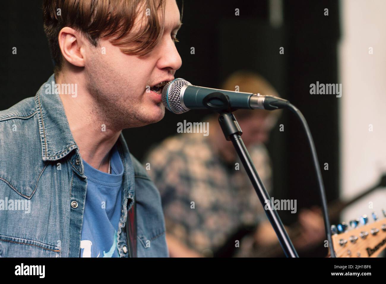 Singing into the microphone hi-res stock photography and images - Alamy