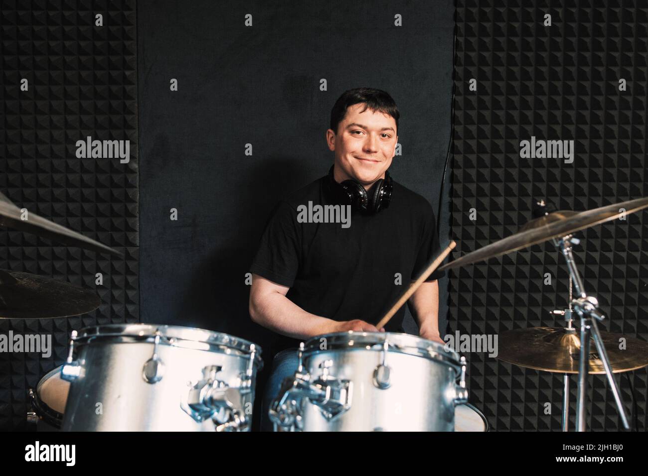 Plays the drum hi-res stock photography and images - Alamy