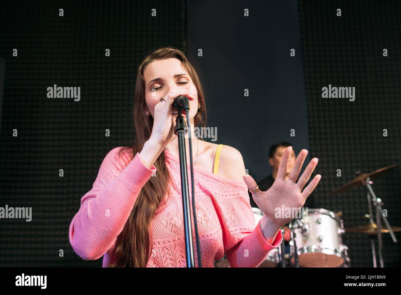 Black woman singing into microphone hi-res stock photography and images ...