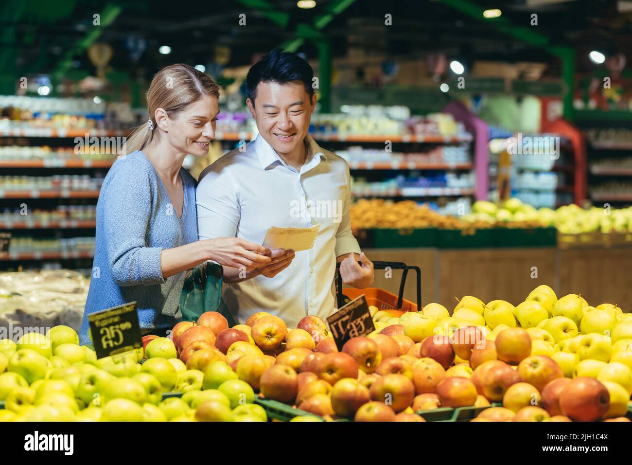 Woman shopping supermarket list hi-res stock photography and images - Alamy