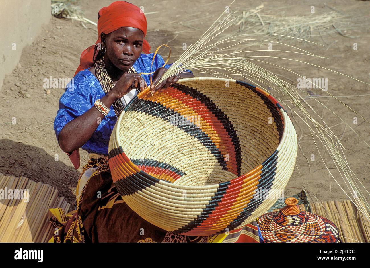 Woman weaving traditional baskets hi-res stock photography and images ...