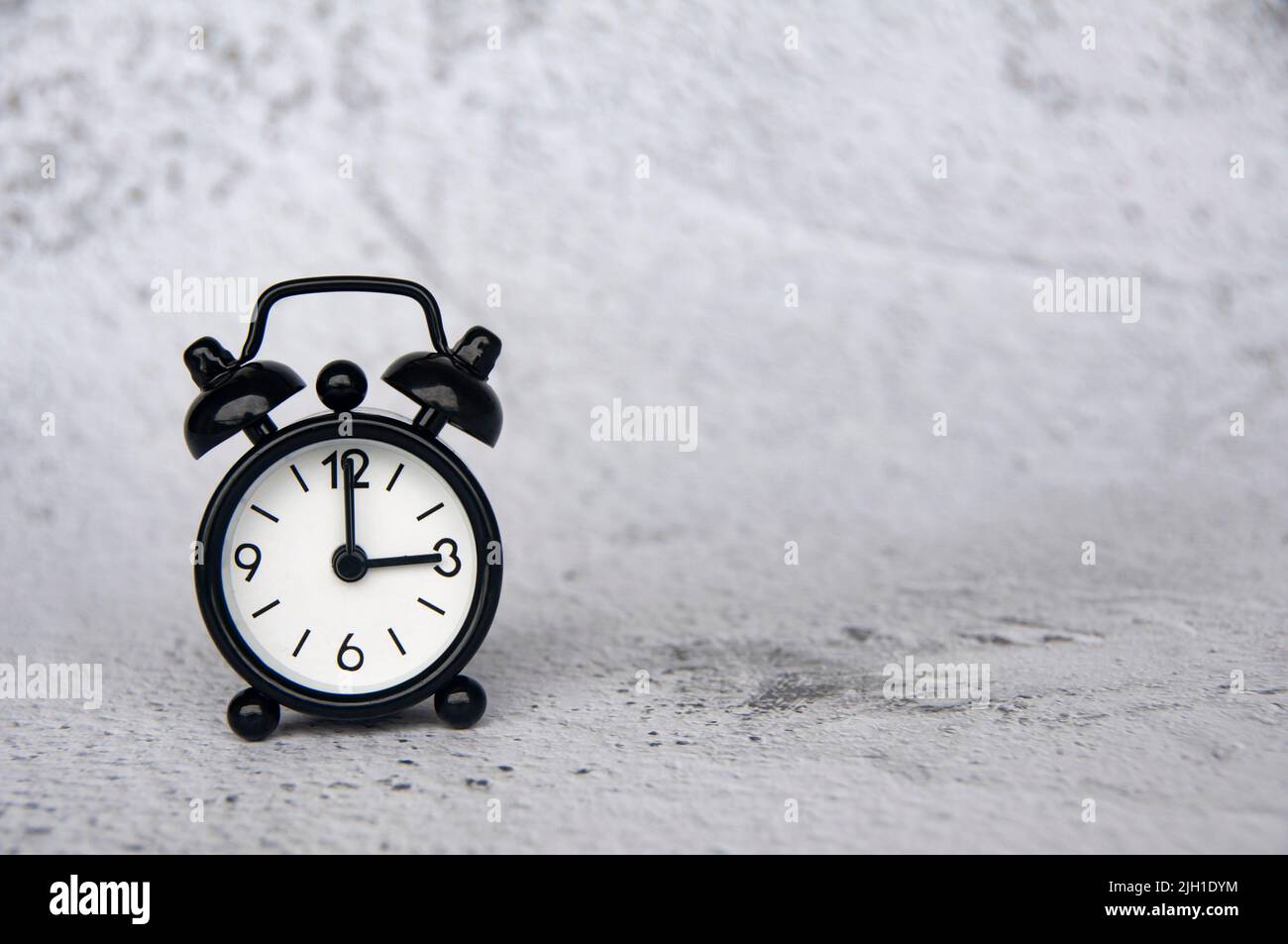 Alarm clock pointing at 3 o'clock with customizable space for ideas or ...