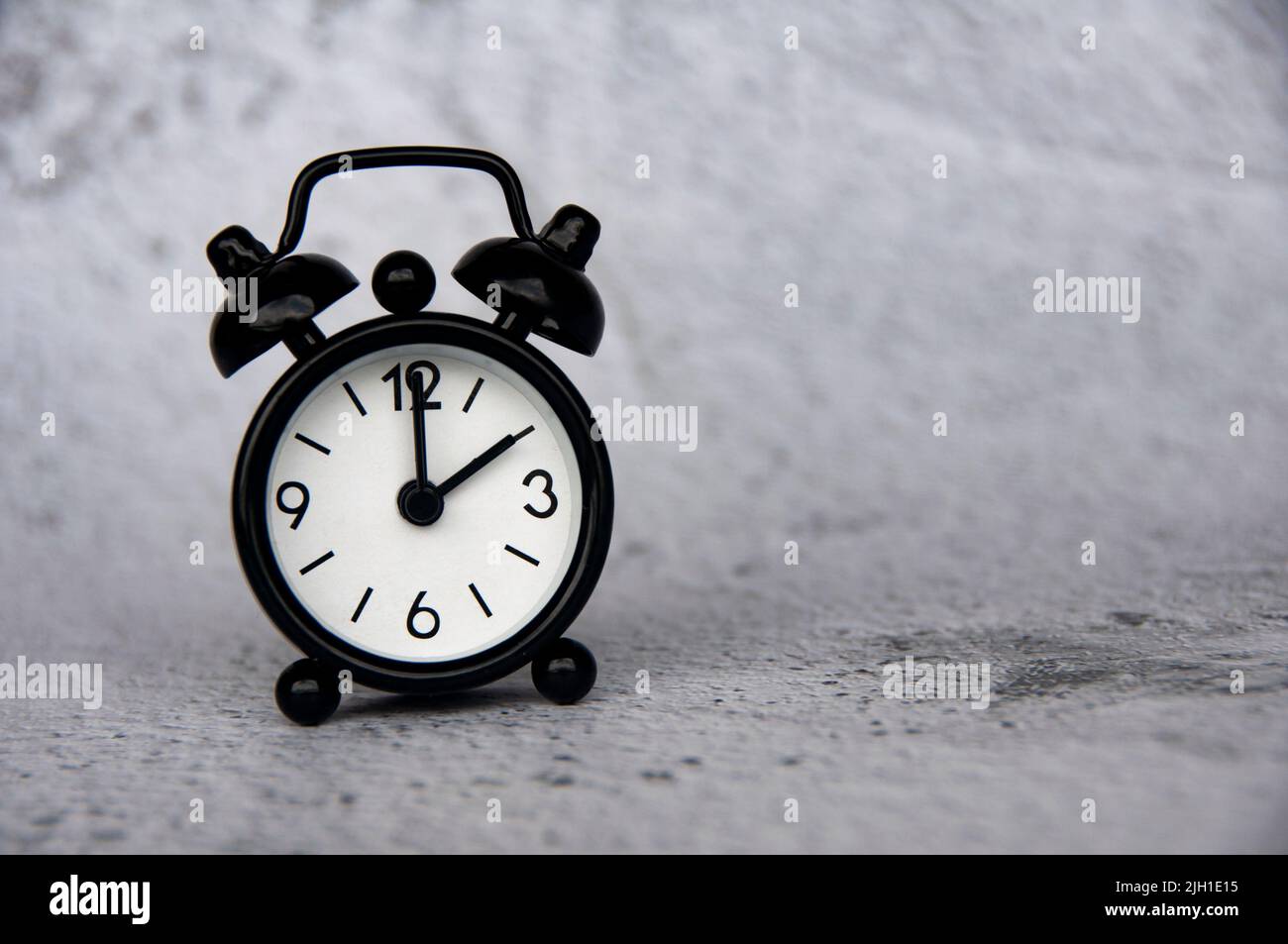 Alarm clock pointing at 2 o'clock with customizable space for ideas or ...