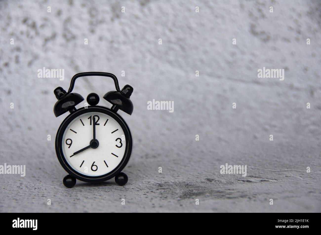 Alarm clock pointing at 8 o'clock with customizable space for ideas or ...