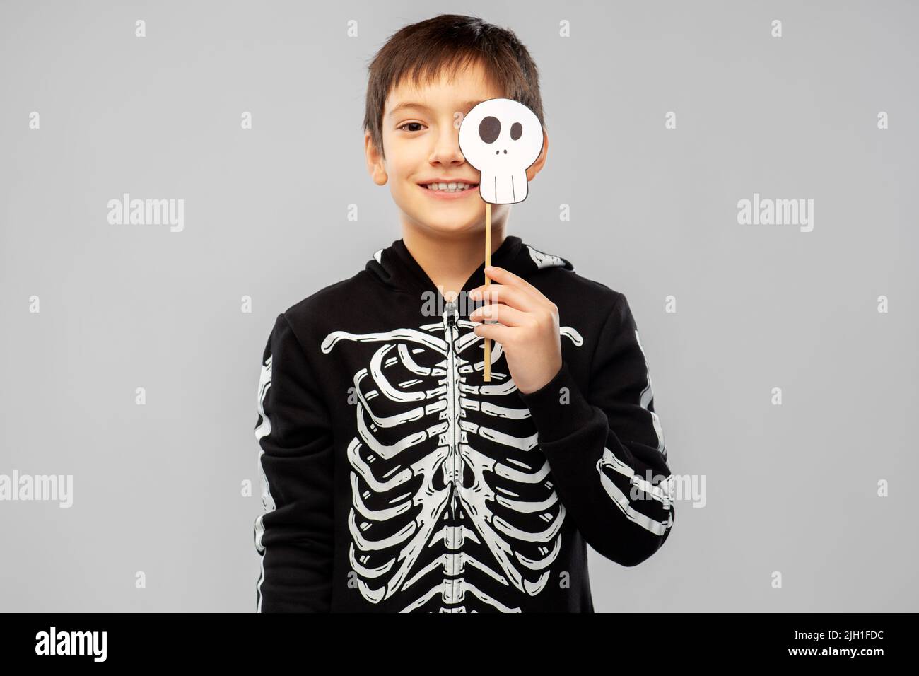 Skull costume hi-res stock photography and images - Alamy