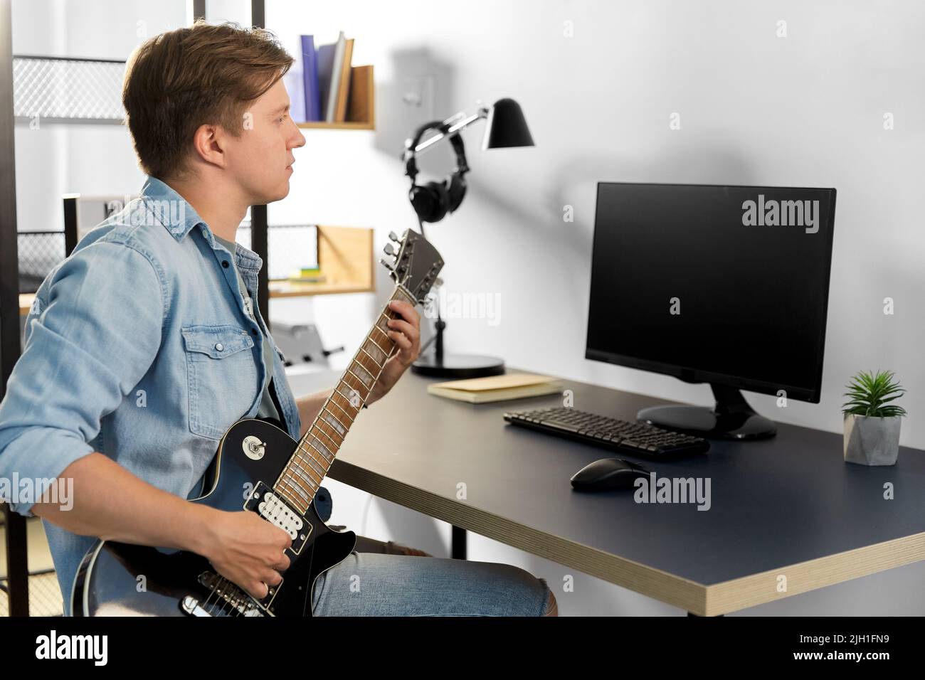 Music composing computer screen hi-res stock photography and images - Alamy