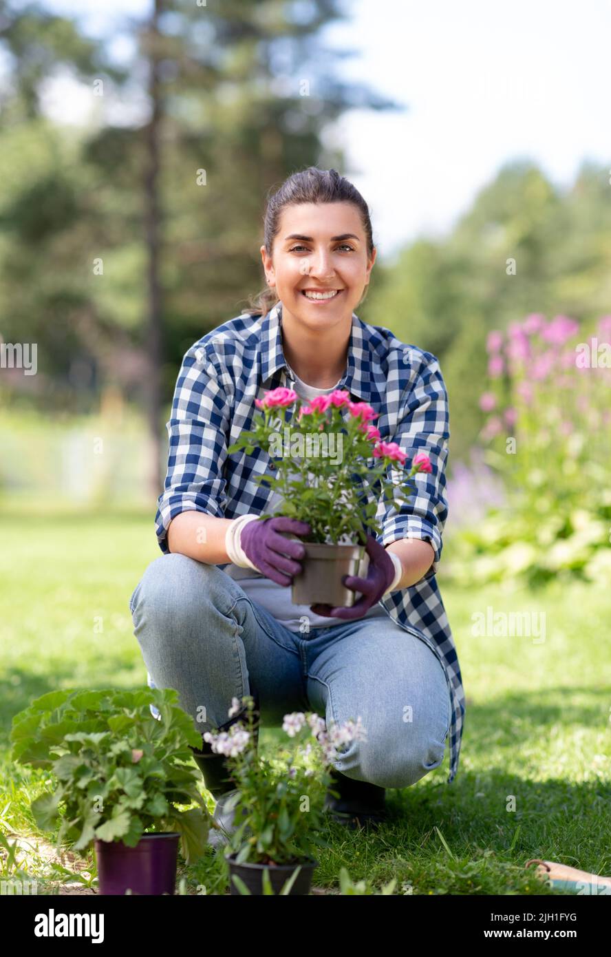 Woman planting summer flowers hi-res stock photography and images - Alamy