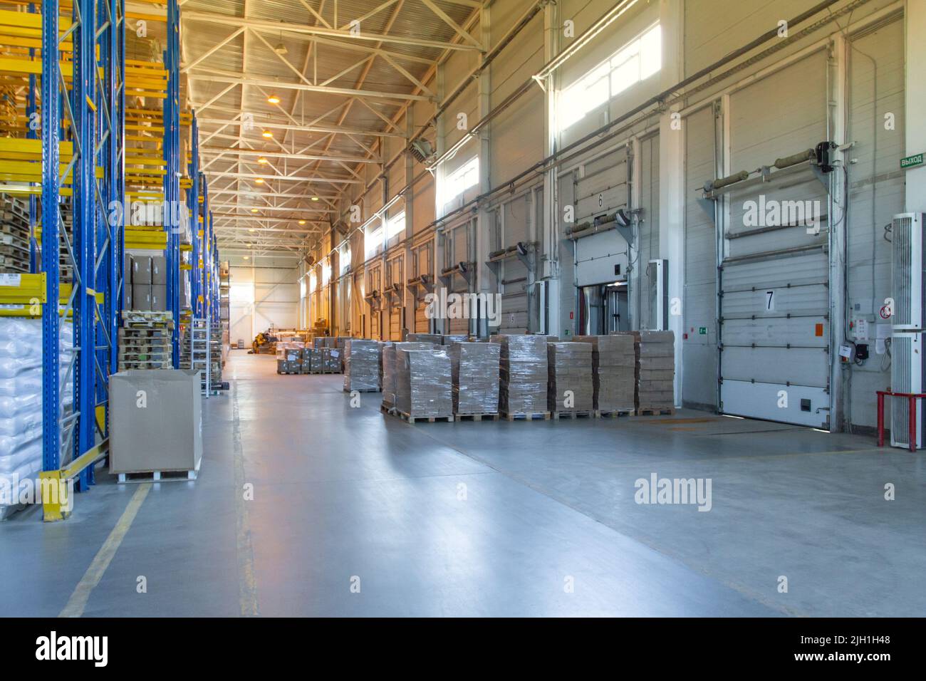 Logistic warehouse gates hi-res stock photography and images - Alamy