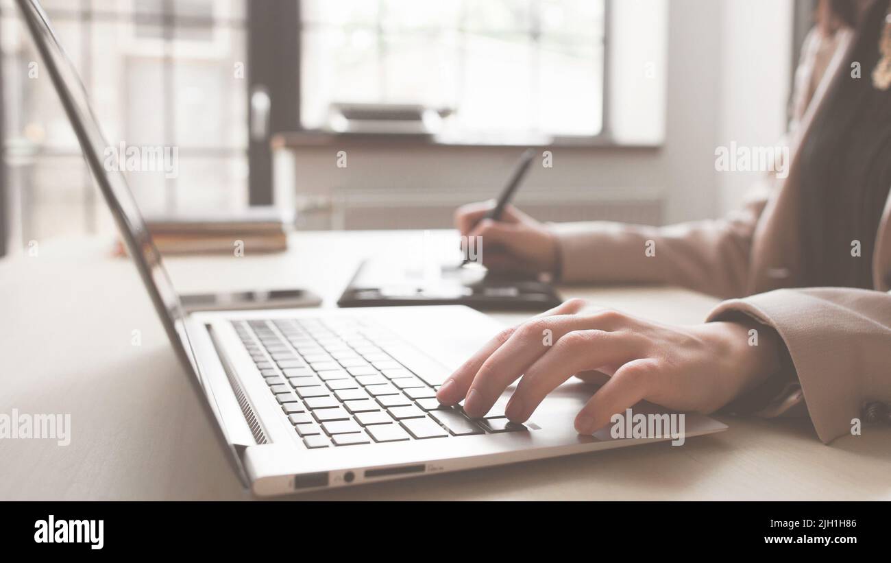 Typing hands hi-res stock photography and images - Alamy