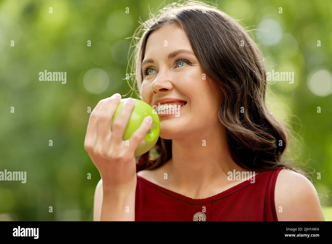 Woman eating an apple hi-res stock photography and images - Alamy