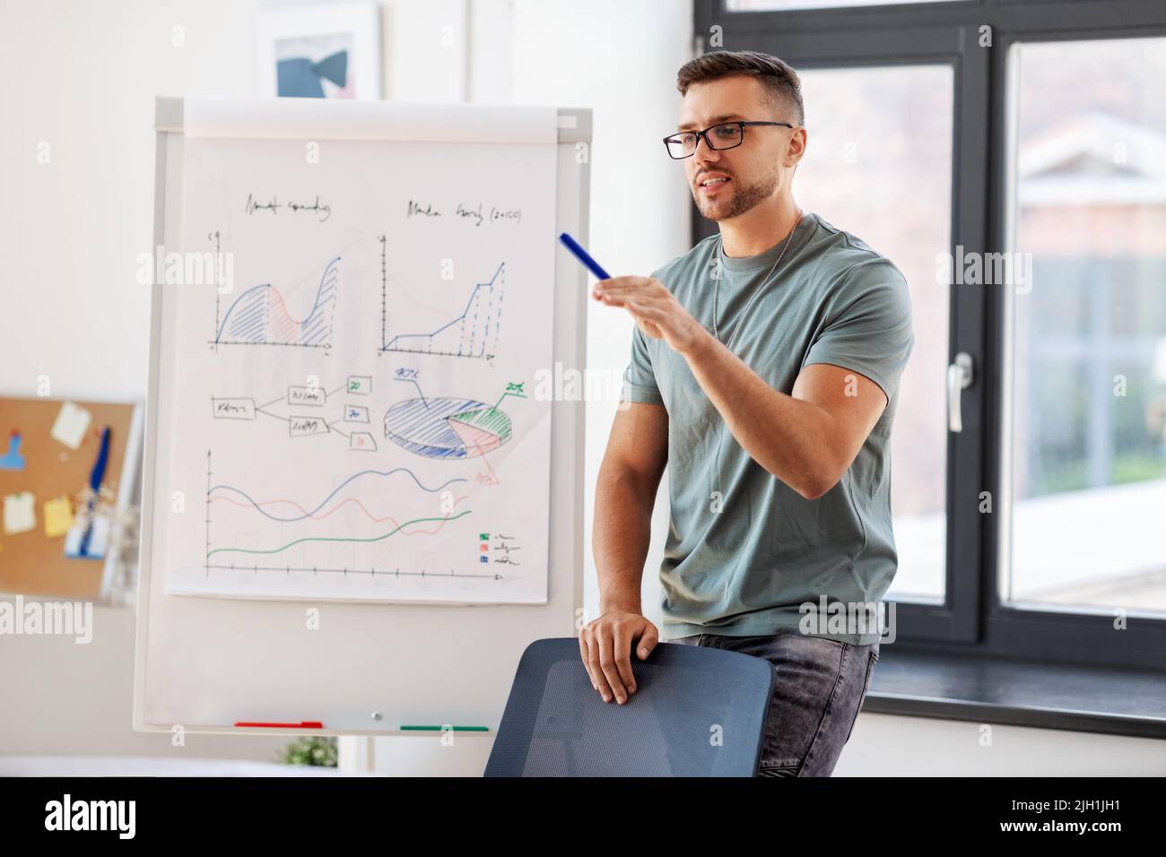 Analysis data presentation man hi-res stock photography and images - Alamy