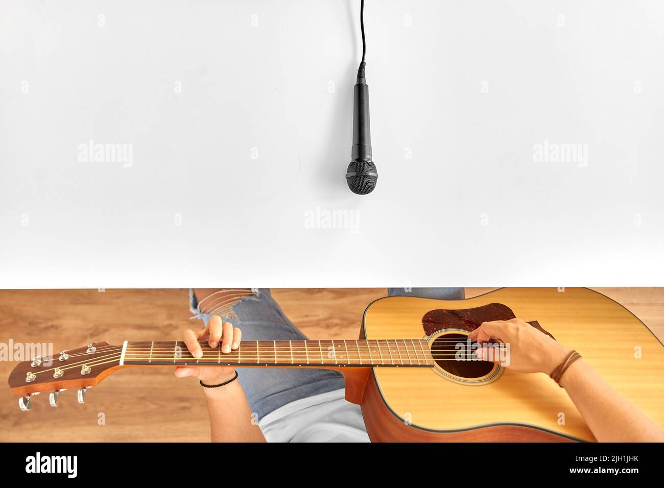 Man with microphone hi-res stock photography and images - Alamy