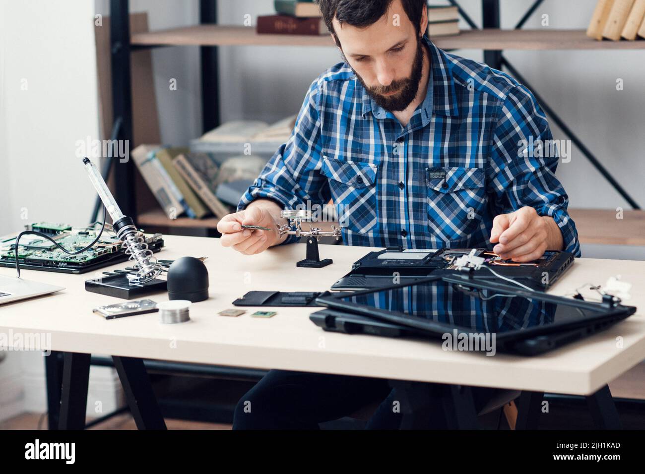 Electronics repairman workplace Stock Photo - Alamy