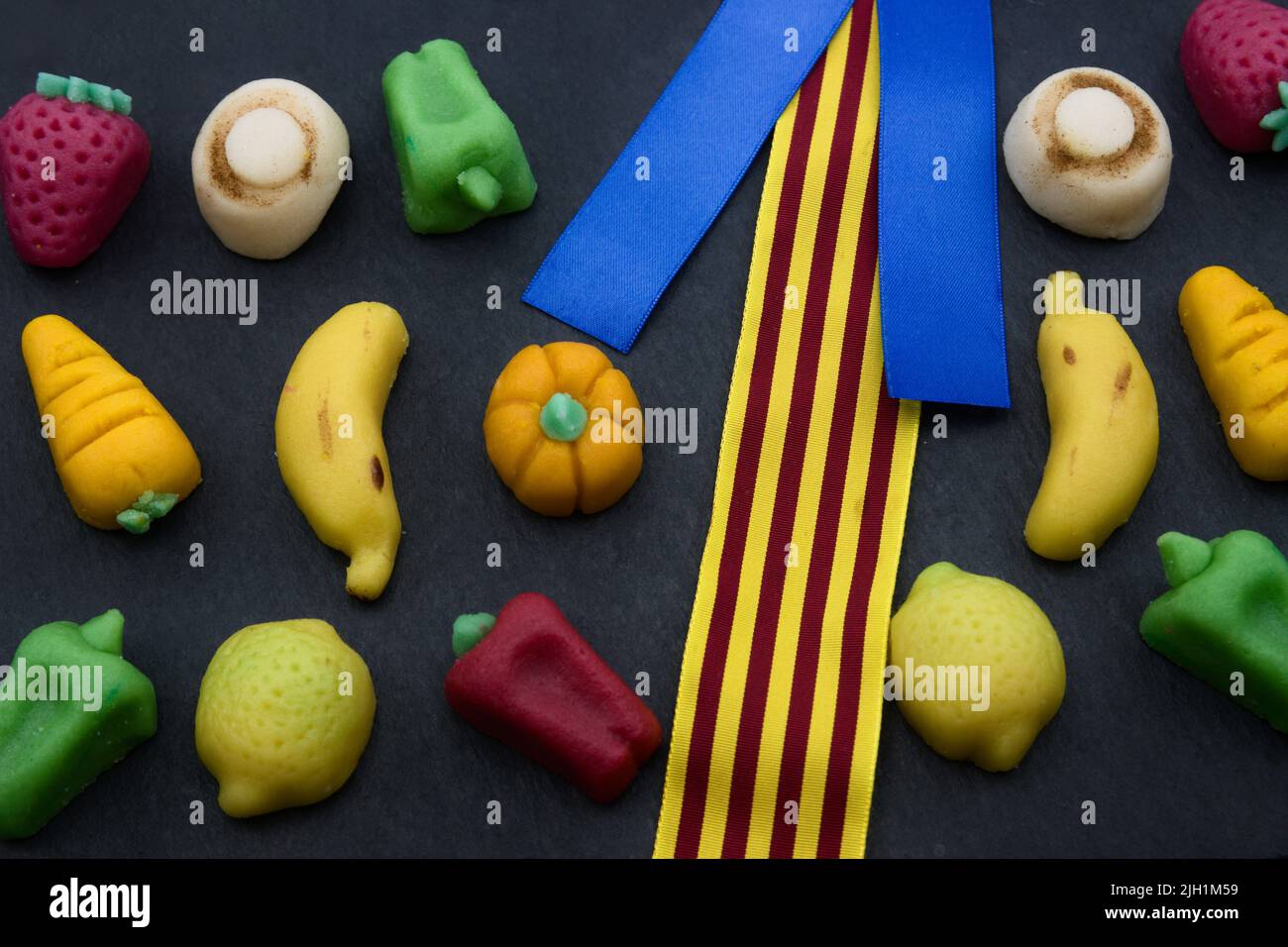 Marzipan sweets in the shape of typical fruits of October 9 in Valencia ...