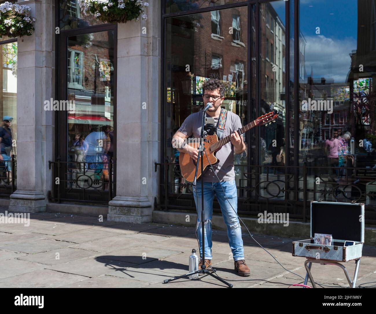 Male busker hi-res stock photography and images - Alamy