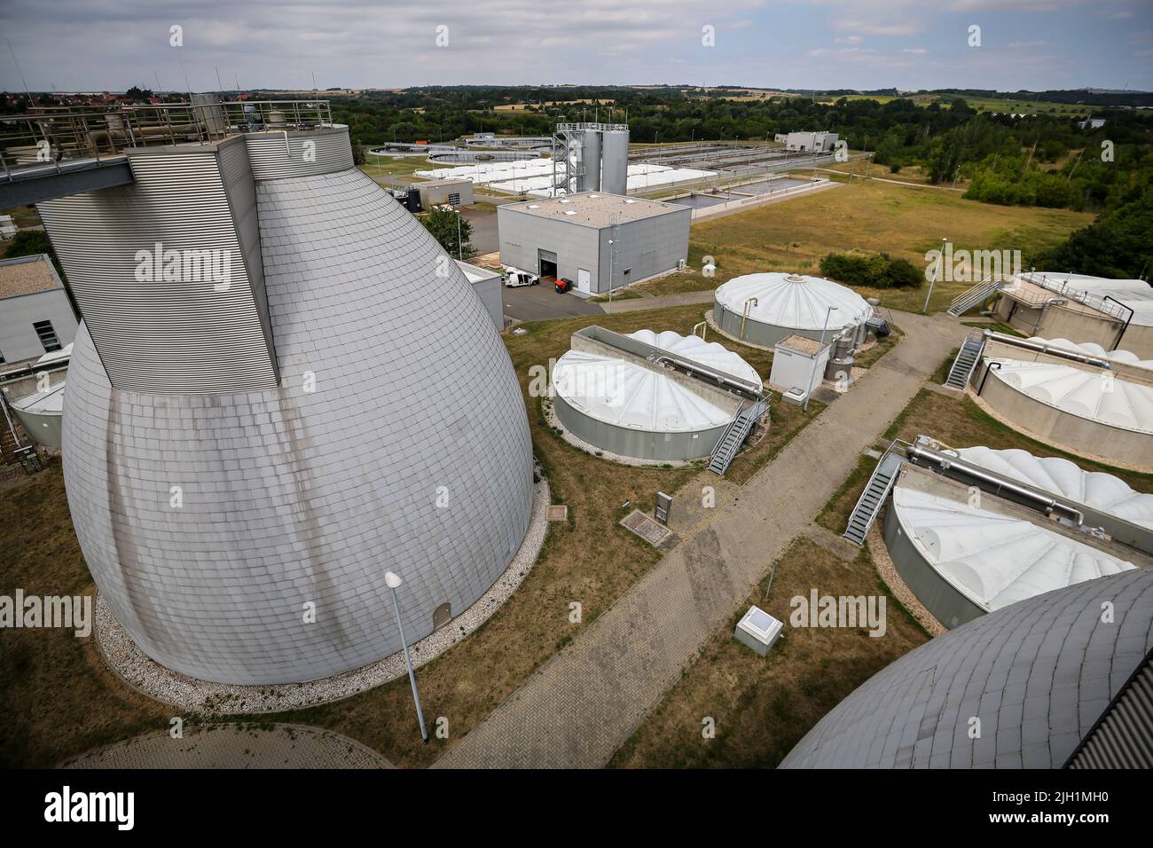 14 July 2022, Saxony-Anhalt, Halle/Saale: View of the two digestion ...