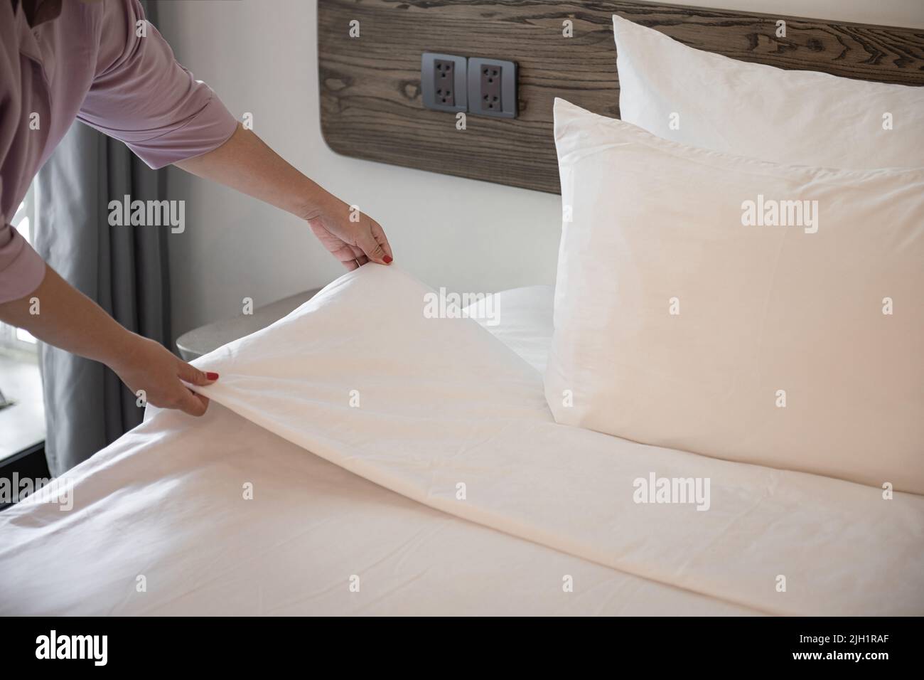 Hotel maid housekeeper resort hi-res stock photography and images - Alamy