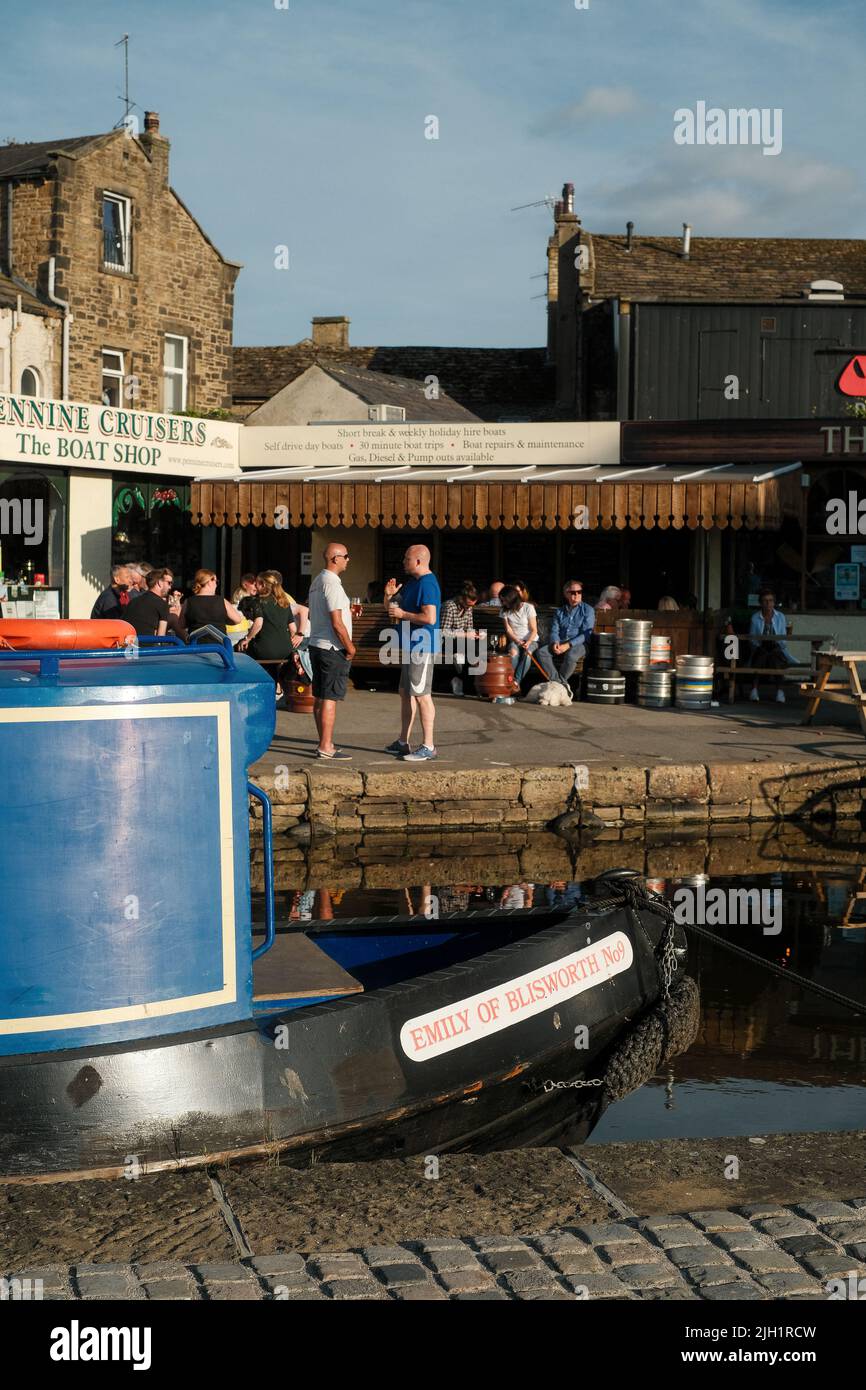 Leeds liverpool canal canal hi-res stock photography and images - Alamy