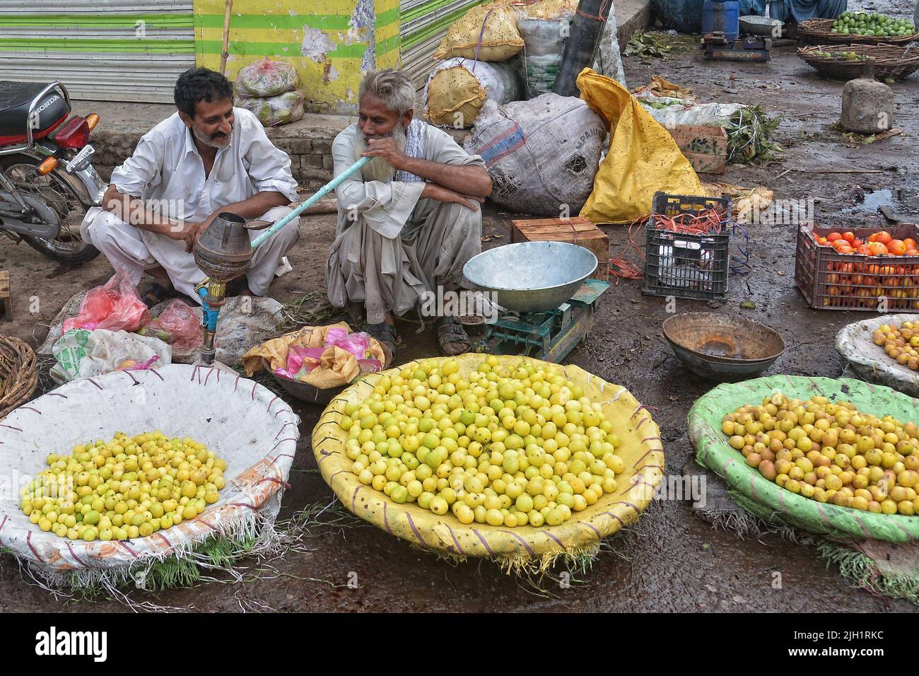 Lahore, Punjab, Pakistan. 13th July, 2022. Pakistani people are busy in ...