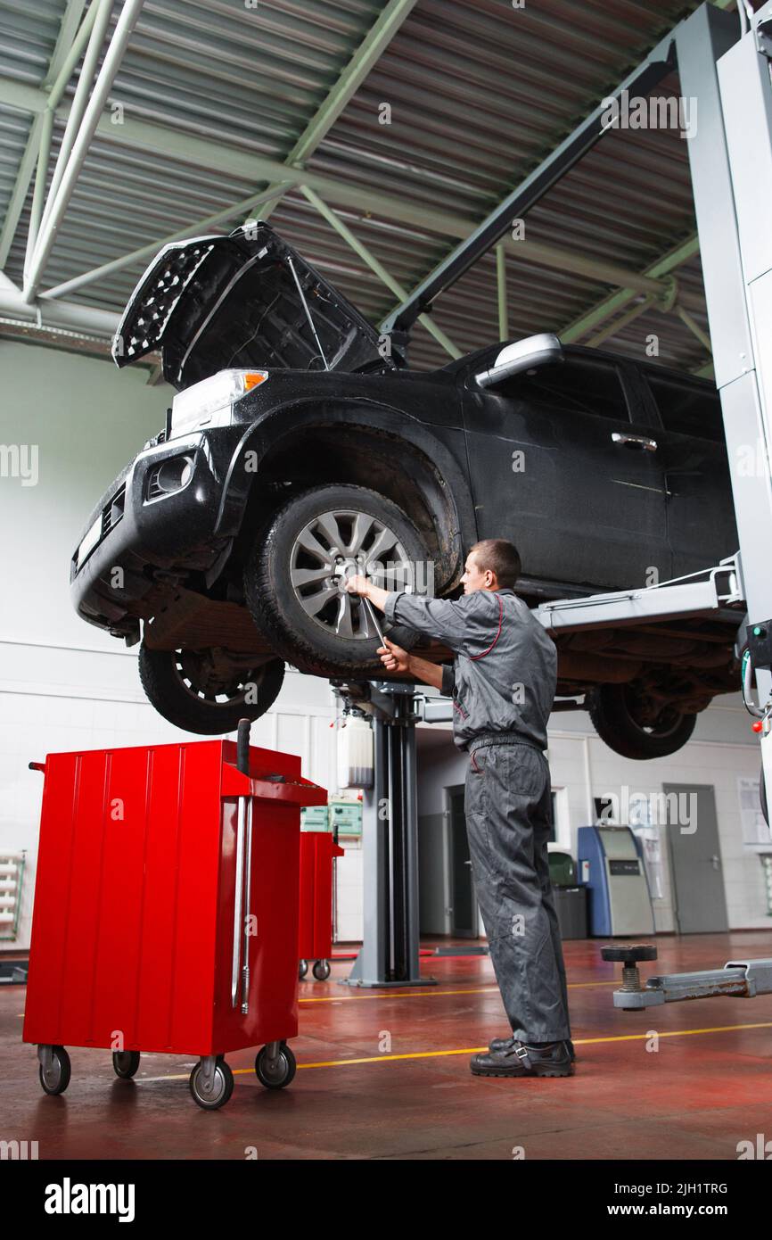 Mechanic doing maintenance service hi-res stock photography and images ...