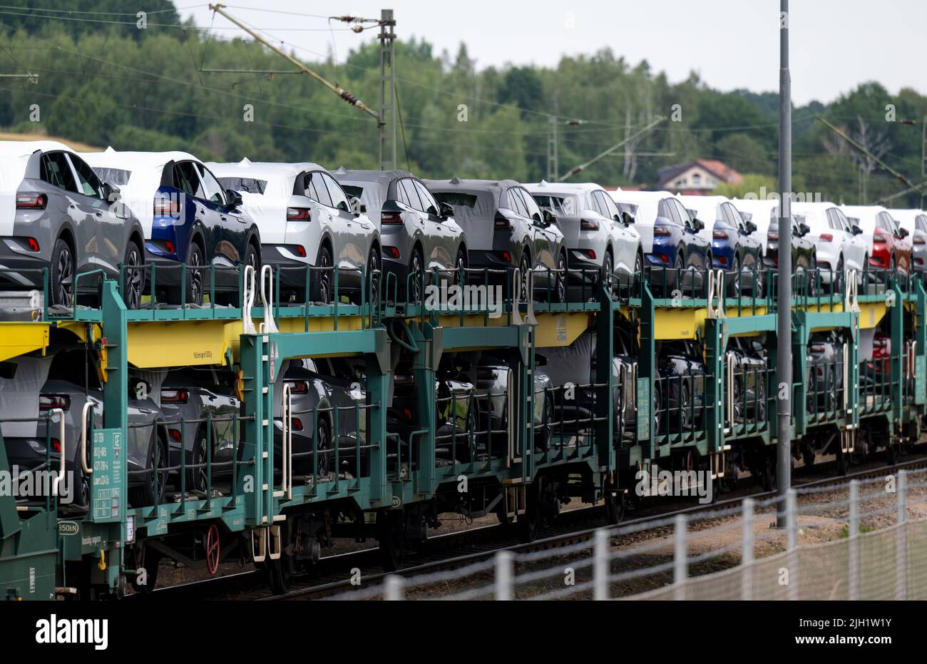 Zwickau, Germany. 14th July, 2022. A freight train with new electric ...
